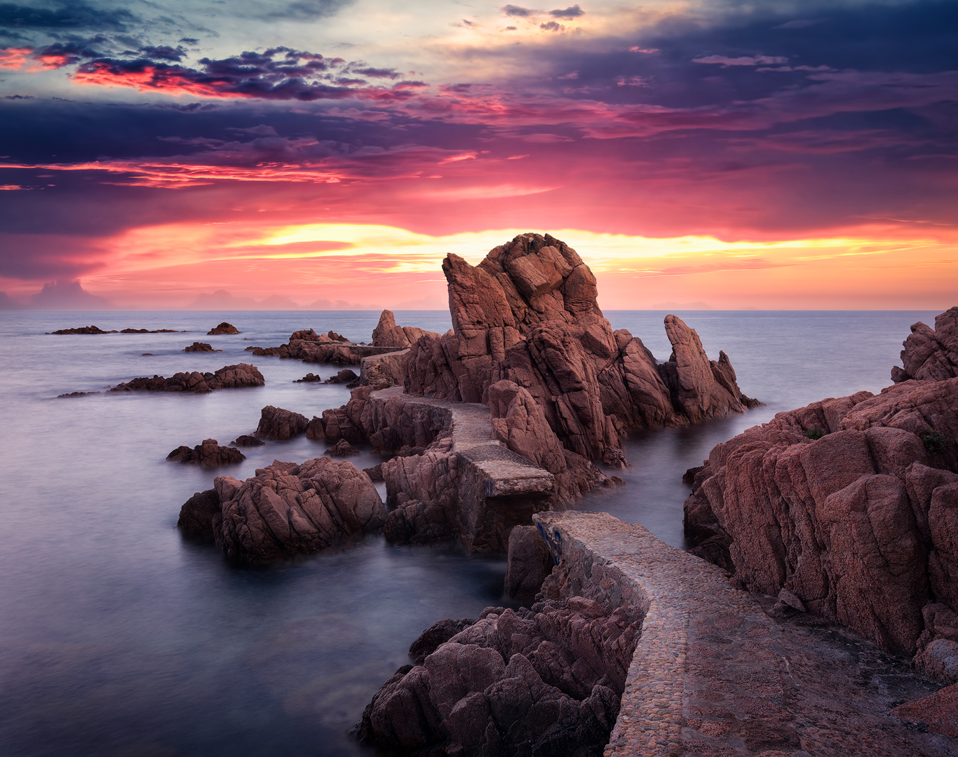 Rojizo atardecer entre rocas | Confederación Española de Fotografía